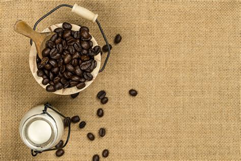 커피와 커피 콩 곡물 검은 나무 테이블 배경에 넣어 자루 직물에의 한 잔 포함 Copyspace 텍스트 또는 그래픽 추가 0명에 대한 스톡 사진 및 기타 이미지 Istock