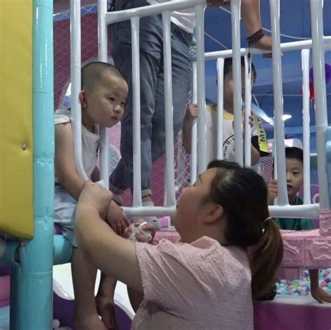 【直击一线】4岁男童因一时贪玩 头部被卡游乐场栅栏救援报警进行
