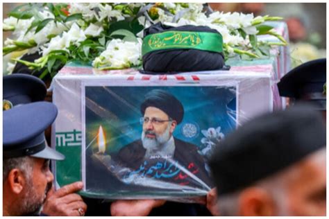 اولین روضه‌خوانی بر سر مزار شهید سید ابراهیم رئیسی فیلم