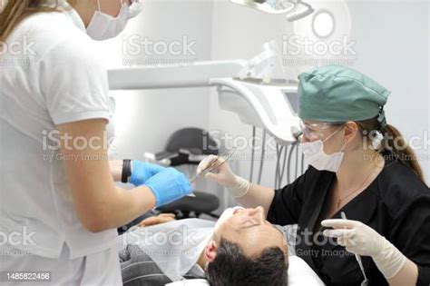 치과 용 임플란트 설치 임플란트로 빠진 치아 복원 의사는 구강의 상처를 꿰매고 있습니다 클로즈업 샷 치과 및 치과 치료의 개념