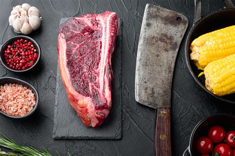 등심 쇠고기 고기 대리석 스테이크 클럽 스테이크 컷 돌 보드에 오래된 정육점 칼 검은 돌 배경에 뼈에 대한 스톡 사진 및 기타 이미지 Istock