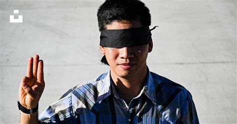 파란색과 흰색 격자 무늬 버튼 업 셔츠를 입은 남자 검은 선글라스를 입고 사진 Unsplash의 무료 초상 이미지