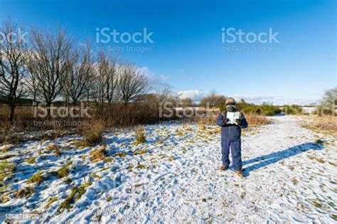 일년 중 피크 시간대에 시골 지역을 탐험하는 동안 지도를 바라보는 눈 덮인 길에 서 있는 한 노인 60 64세에 대한 스톡 사진 및 기타 이미지 Istock