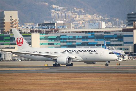 伊丹のターミナルとJAL s 787 8 GANREF