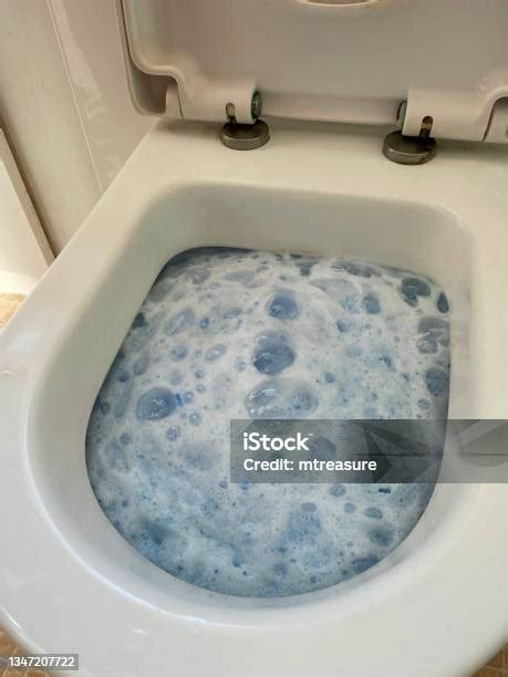 흰색 욕실 스위트 화장실 변기 뚜껑 및 좌석이 팬 내부 변기 청소기 파워 폼 충전 변기 높은 전망의 풀 프레임 이미지 0명에 대한 스톡 사진 및 기타 이미지 Istock