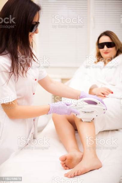 피부 관리 다리에 머리 제거 클리닉에서 레이저 절차 미용사는 레이저를 사용 하 여 아름 다운 여성의 다리에 머리를 제거