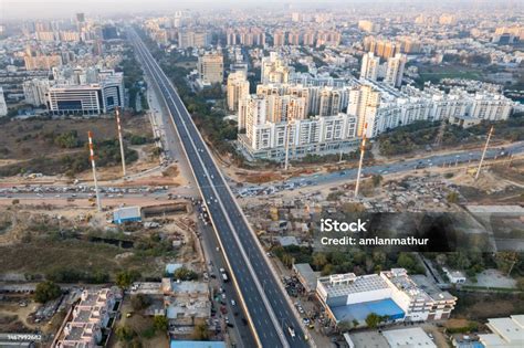 교량 또는 지하도의 도로 건설로 인해 교통량이 교차로에 갇힌 바쁜 Sohna 고가 고속도로 유료 도로를 보여주는 공중 드론 여전히 촬영 방갈로르에 대한 스톡 사진 및 기타