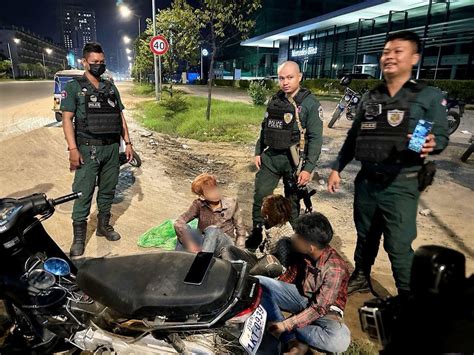 Msjtv News បើកម៉ូតូលឿនទៅបុកម៉ូតូមួយគ្រឿងទៀតធ្លាក់ចេញដាវត្រូវសមត្ថកិច្ចឃាត់ខ្លួន៣នាក់