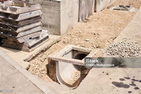 빗물 시스템용 콘크리트 맨홀 및 배수관 설치 건설 현장의 콘크리트 맨홀 구조물에 트렌치 배수구를 연결합니다 우수 및 지하 유틸리티 건설 배수에 대한 스톡 사진 및 기타