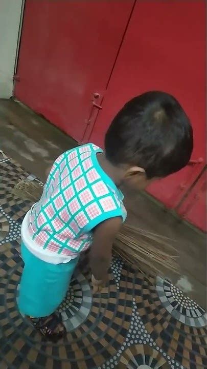 அம்மாவிற்கு உதவி செய்யும் குழந்தை Youtube