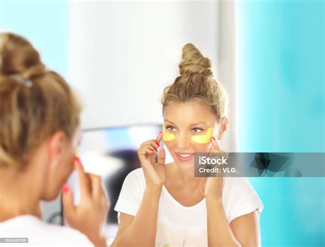 노화 방지 눈 치료 얼굴 마스크를 적용 하는 그의 언더 아이 주름을 돌보는 여자 다크 서클눈 패치 45 49세에 대한 스톡 사진 및 기타 이미지 Istock