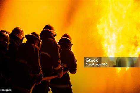 소화기 또는 트러글 물 안개 형 소화기를 사용하여 연료에 화재 불꽃과 소방을 위해 호스에서 물을 분사하고 산업 지역의 공장에서 안전을 위해 화재를 제어합니다 소화전에 대한