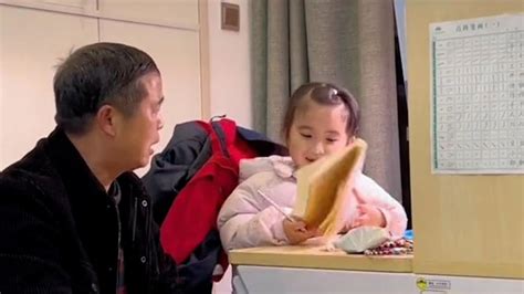 外公给外孙女“烧脑级”听写生词：“吹轰的轰”凤凰网视频凤凰网