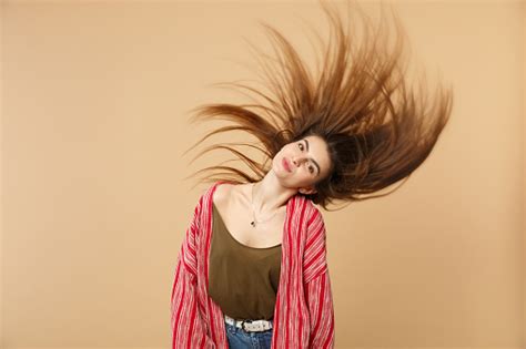 주위를 장난 캐주얼 옷에 예쁜 젊은 여자의 초상화 파스텔 베이 지 벽 배경에 고립 된 비행 머리와 재미 사람들은 진심으로 감정 라이프 스타일 개념입니다 복사 공간을 모의