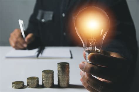 회계 및 창조적인 개념에 대 한 동전의 스택에 전구를 들고 남자의 손 개념에 대한 스톡 사진 및 기타 이미지 개념 개념과 주제 기민 Istock