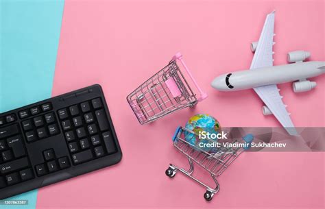 항공 배송 글로벌 슈퍼마켓 온라인 쇼핑 핑크 블루 파스텔 배경에 지구 키보드 비행기 인형쇼핑 트롤리 맨 위 보기입니다 플랫 레이
