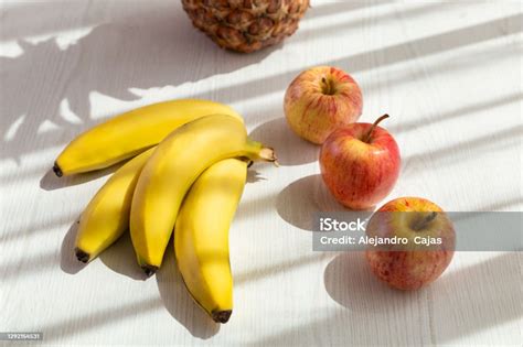 흰색 배경 파인애플 사과와 바나나 건강한 라이프 스타일 스튜디오에 맛있는 신선한 과일 그림자에 대한 스톡 사진 및 기타 이미지 Istock