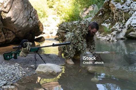 위장복을 입은 군인이 강에서 담수를 마신다 측면에 군사 저격 소총 Russian Invasion Of Ukraine 2022 2025에 대한 스톡 사진 및 기타 이미지