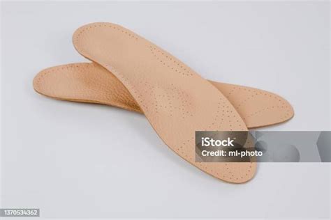 흰색 배경에 고립 된 정형 외과 깔창 의료 인솔 발 관리 깔창 컷어웨이 레이어 평평한 발과 발 질환의 치료 및 예방 신발 의 내부 발바닥 인간 척추에 대한 스톡 사진 및