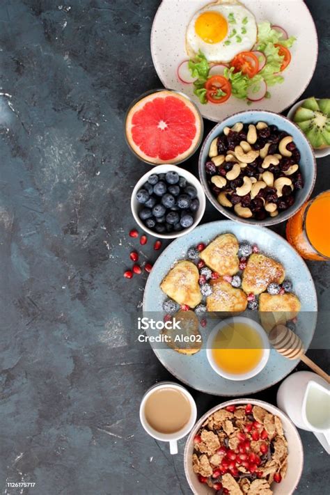 발렌타인의 날 또는 Mather의 하루에 대 한 어두운 배경에 지점 또는 아침 식사 개념 건강 한 아침 식사는 계란 샐러드 주스 커피 그 라 놀라와 말린 과일을 튀긴 개념에