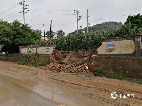 甘肃庆阳遭遇强降雨 道路塌陷围墙倒塌 图片频道