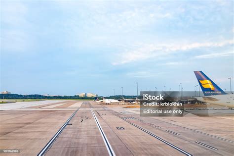 덜 레 스 공항 Iad 버지니아 큰 비행기 비행장 활주로에서 터미널의 전망과 일몰 시 아이 슬 랜드 비행기 Boeing에 대한 스톡 사진 및 기타 이미지 Istock