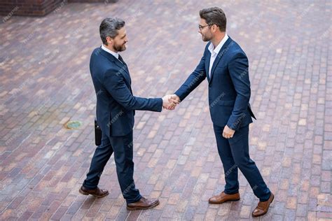 Premium Photo American Business Man Shaking Hands With Partner
