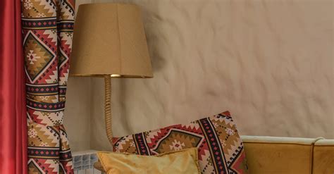 가정의 미학 거실 그리는 그림 기하학적 노란색 노란색 소파 드로잉 아트 따뜻한 조명 램프 민족적 패턴 밝은 방 베이지 벽 빨간 사자 세련된 객실