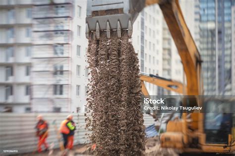 황색 무거운 굴삭기 발굴 모래와 도로 공사 중 작업 새로운 도로의 건설 중 모래를 하역 3 명에 대한 스톡 사진 및 기타 이미지 3 명 건설 산업 건설 현장 Istock