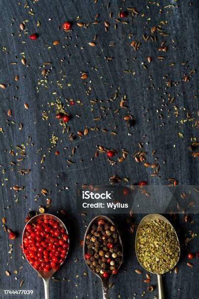 검은 배경에 다른 종류의 향신료가 있는 오래된 금속 숟가락 3가지 개체에 대한 스톡 사진 및 기타 이미지 3가지 개체 가정용 장비 검은색 Istock
