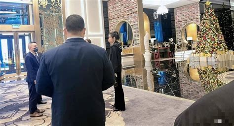 获婆婆认可梁安琪带奚梦瑶现身酒店穿着低调巡视家产 澳门 豪门 产业