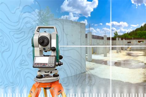 콘크리트 건설 현장 웅덩이가 있는 건설 중인 건물 중앙에 지지대가 있는 콘크리트 공간 건설을 위한 기초 준비의 개념 발기를 위한 지하실 준비 0명에 대한 스톡 사진 및 기타