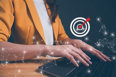 비즈니스 분석 및 데이터 관리 시스템에서 컴퓨터로 작업하는 분석가 비즈니스 목표 달성 성공의 열쇠 전략 계획 업무 성과의 개념은 기술의 영향을받습니다