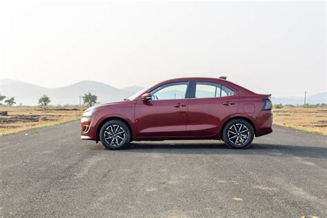 Maruti Dzire Lxi Vs Maruti Baleno Sigma Base Variant Comparison