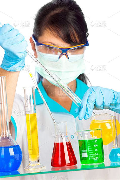 科学家在实验室里拿着试管