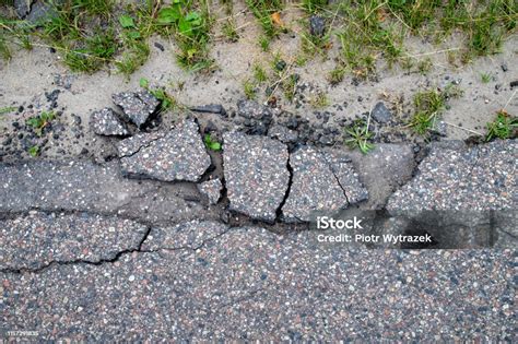 지역 아스팔트 도로가 손상되었습니다 중부 유럽의 도시로 이어지는 길에 구멍 여름의 계절 거리에 대한 스톡 사진 및 기타 이미지 Istock