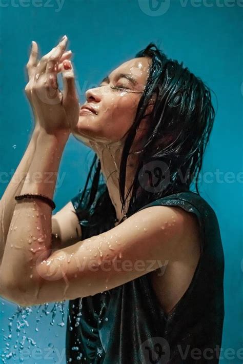 Portrait Dune Femme Indonésienne Prenant Un Bain Sous La Douche Tout