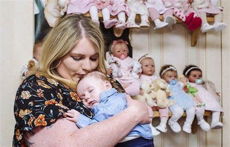 В английском доме настоящий младенец живет среди сорока реалистичных кукол