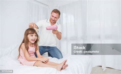 행복 한 귀여운 작은 코 카 서 유아 딸과 그녀의 잘 생긴 아버지의 초상화 침실에서 함께 재생 재미 사랑 가족 라이프 스타일