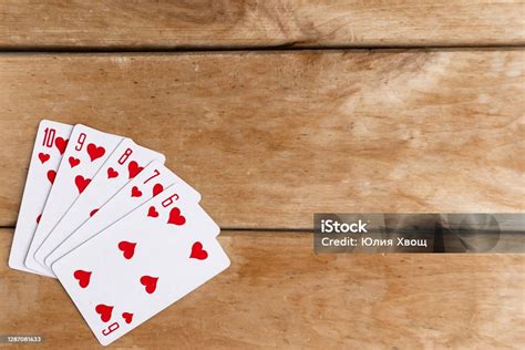 포커 스트레이트 플러시 카드 하트 의 정장 나무 배경 복사 공간 0명에 대한 스톡 사진 및 기타 이미지 0명 가능성 기회 Istock