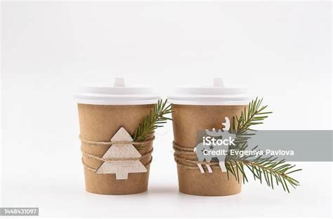 흰색에 크리스마스 장식이 있는 일회용 커피 컵 모형은 뜨거운 음료를 위해 컵을 가져갑니다 겨울 분위기 0명에 대한 스톡 사진 및