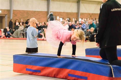 Tif Et Galleri Med Fart Over Feltet I Alle Aldre