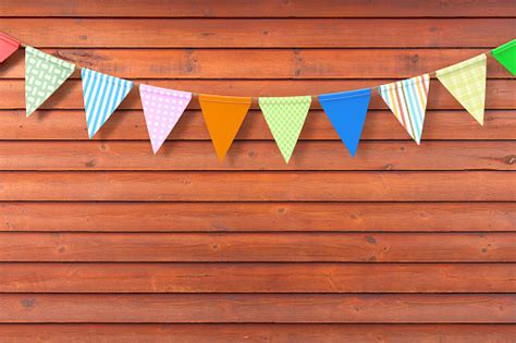 빨간색 나무 판자 벽 배경에 매달려 컬러 파티 플래그입니다 3d 렌더링 기에 대한 스톡 사진 및 기타 이미지 기 기념일 놀라움 Istock