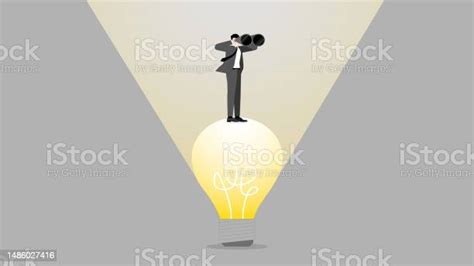 한 사업가가 큰 전구에 쌍안경을 사용합니다 비즈니스 솔루션 문제 해결 작업 아이디어 창의성 영감 상상력 사고 창조 안락 지대 및 비전 개념 비즈니스에 대한 스톡 벡터 아트