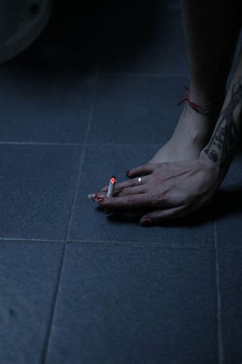 개인적인 순간 고독 나타내는 내성 담배 담배 재 담배를 들고 담배를 피우는 담배를 피우다 라이프스타일 묵상 문신 문신을 한 문신을 한 손 미니멀