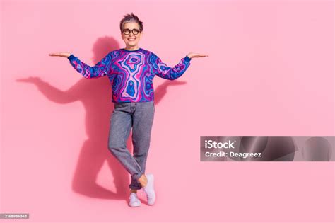 예쁜 은퇴 한 여성의 전체 크기 사진 비교 보류 빈 공간을 입고 파란색 화려한 복장 절연 핑크 색상 배경 50 54세에 대한 스톡 사진 및 기타 이미지 Istock