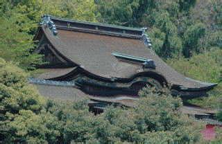 入母屋造総檜皮葺の屋根
