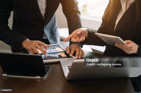 새로운 시작 프로젝트를 수행하는 회의에서 비즈니스 재무 업무 2명에 대한 스톡 사진 및 기타 이미지 2명 계획 공유 개념 Istock