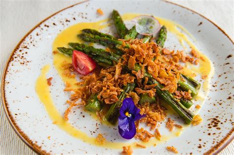 Аспержи със сос Холандез и хрупкав лук Dolce Amaro Garden