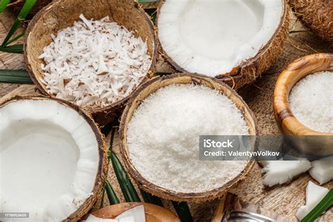 갓 뜯은 코코넛과 코코넛 조각 플레이크 코코넛 잎이 나무 테이블에 놓여 있습니다 프로젝트에 좋은 과일 배경 건강한 생활방식에 대한 스톡 사진 및 기타 이미지 Istock